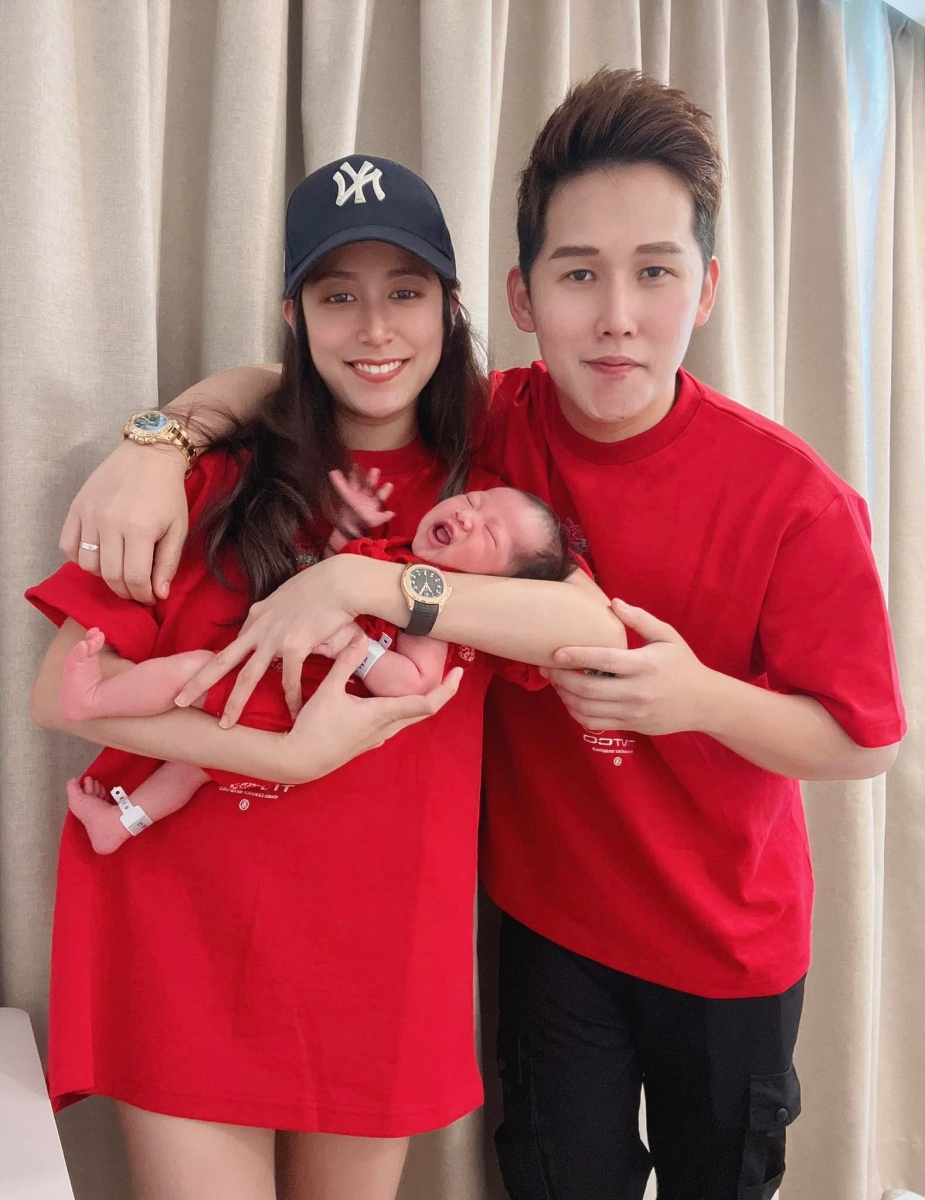 大马网红Jeff&Inthira晒一家三口合照！引起不要一直抱孩子 VS 尽量多抱孩子两极化争议