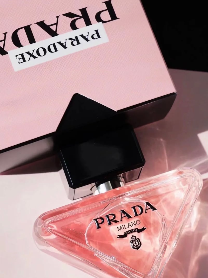 PRADA新推首支花果香调「PARADOXE」香水，粉色三角形Logo设计像艺术品一样高级！