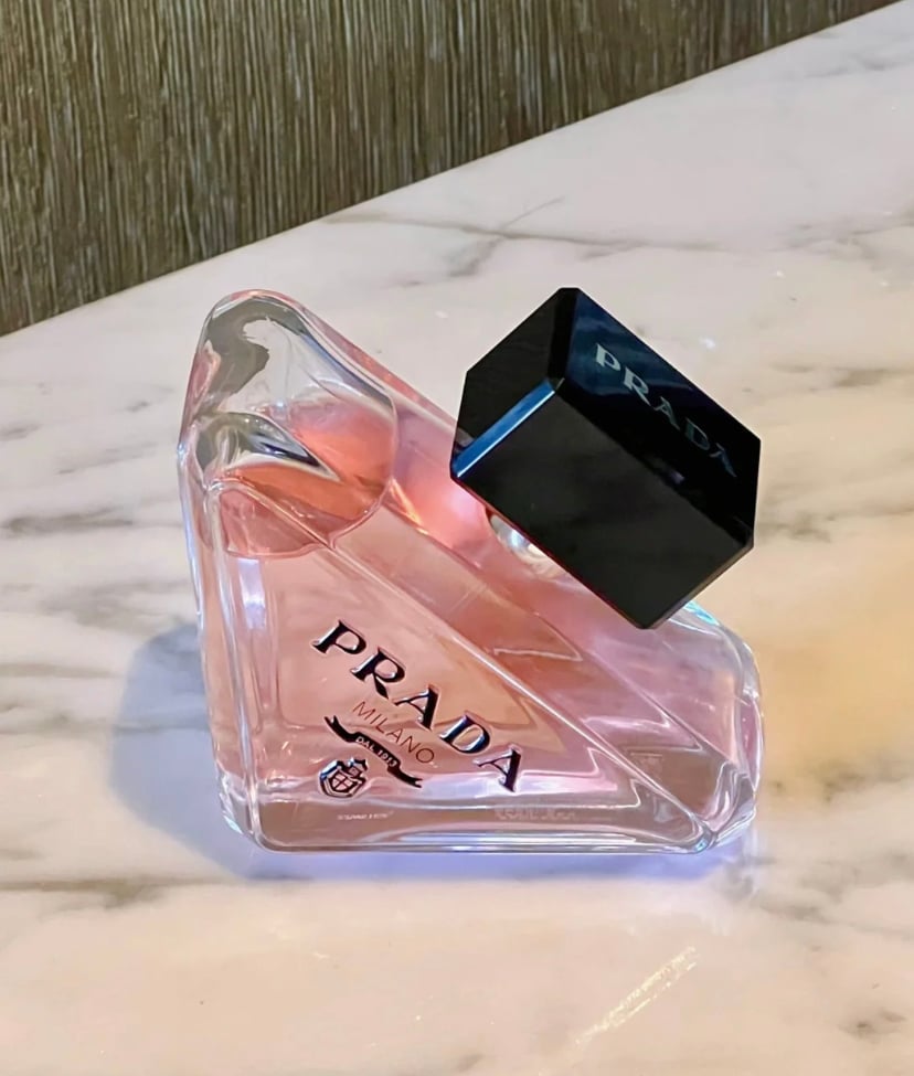 PRADA新推首支花果香调「PARADOXE」香水，粉色三角形Logo设计像艺术品一样高级！