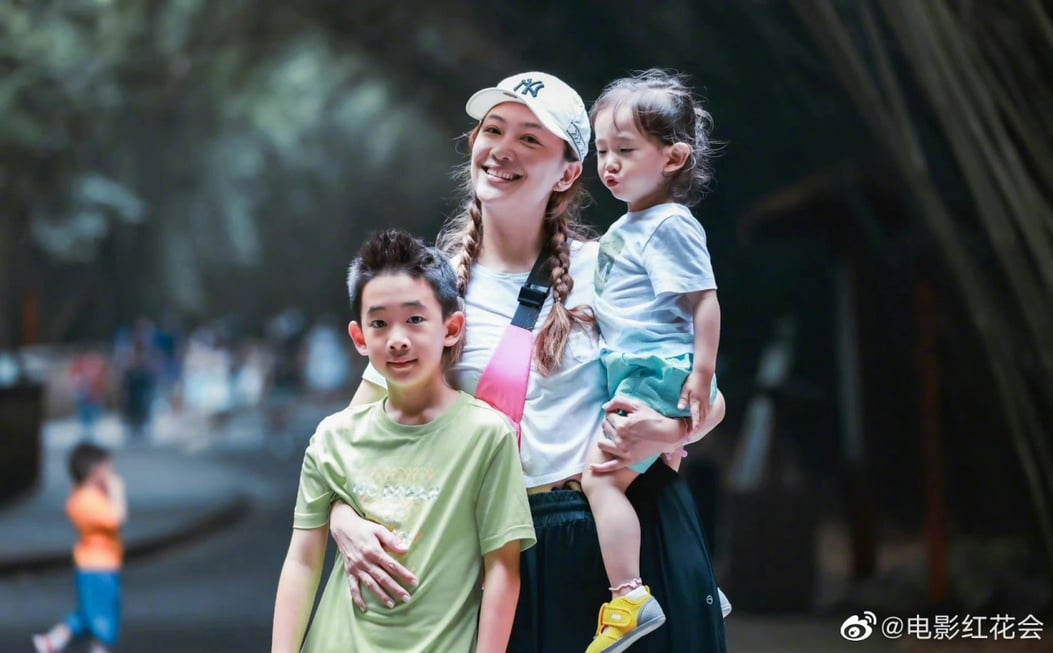 应采儿晒「小儿子」理发视频，Hoho五官秀气越来越像哥哥Jasper！高情商处理两个孩子之间「争宠」的问题！