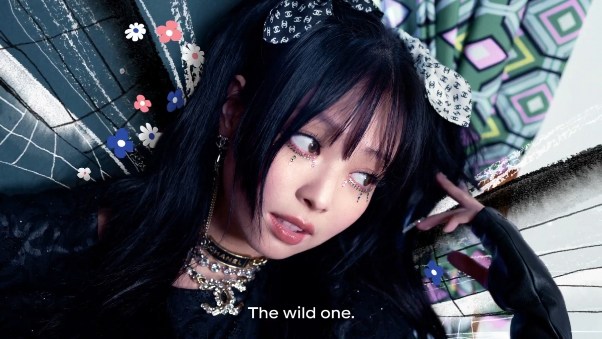 BLACKPINK Jennie 最新 Chanel 广告公开！Jennie「一人分饰两角」精灵形象美翻天，最爱的「Chanel 22」系列包 ...