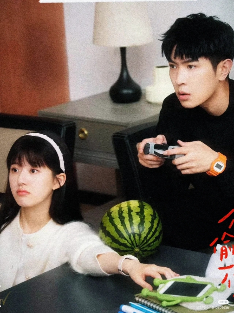 纯爱YYDS！《偷偷藏不住》开播即爆「口碑大反转」，赵露思X陈哲远CP感满满「甜度超标」～